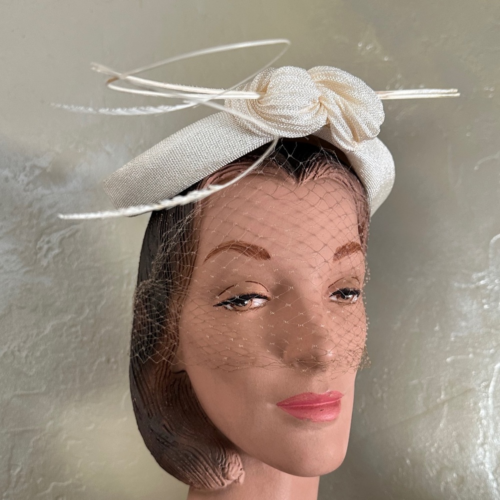 Fashionable 1950s' Off-White Fabric Cap With Feather … - Gem